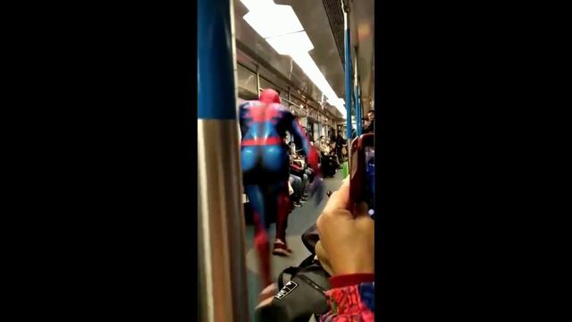 Человек паук в метро.mp4