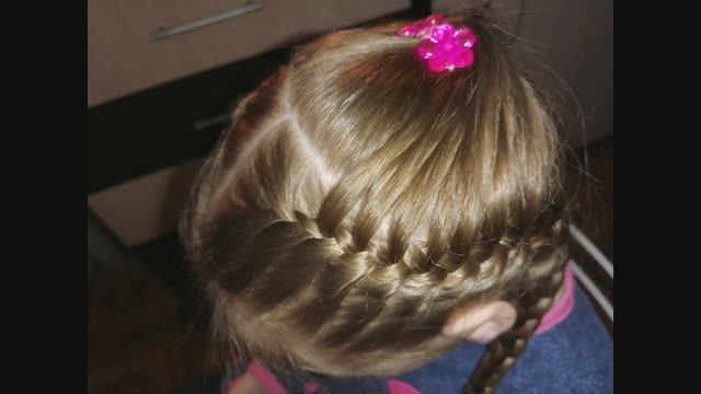 Прическа для девочки с двумя колосками.