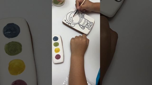 Идея подарка для сластен. Пряник раскраска. #идеяподарка #творчество #чемзанятьребенка #shorts