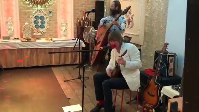 Дуэт Лады зажигает Экспонат. Известнейший хит группы Ленинград на балалайках!