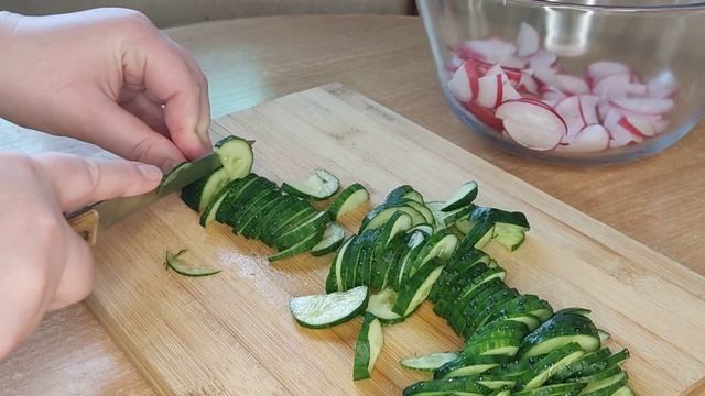 Почему я так не готовила раньше! Простой  майский салатик с редиской, идеально подходит под шашлык