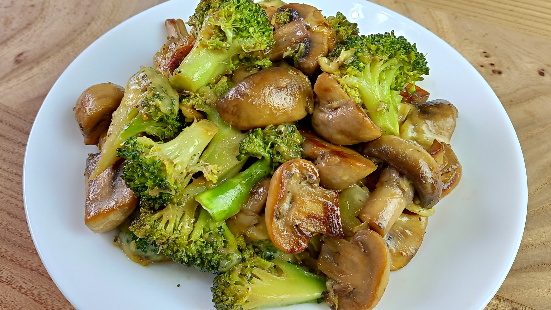 Брокколи с шампиньонами на сковороде. Простой и вкусный рецепт