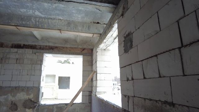 Дом-могила, пожизненная ипотека для будущих покупателей дома, они погибнуть в этих развалинах. Жуть!