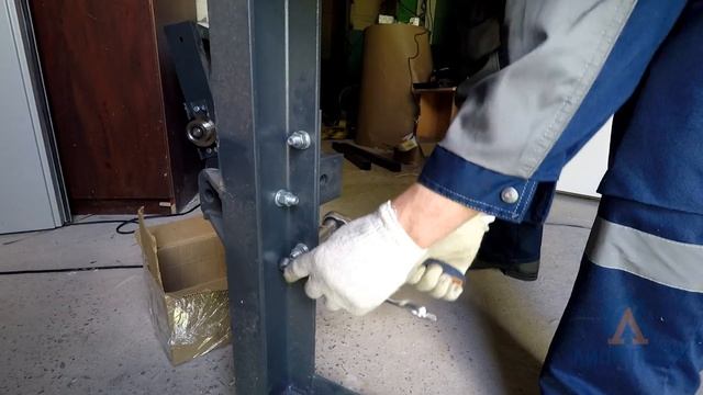 Монтаж шахтного грузового подъемника с цепным приводом