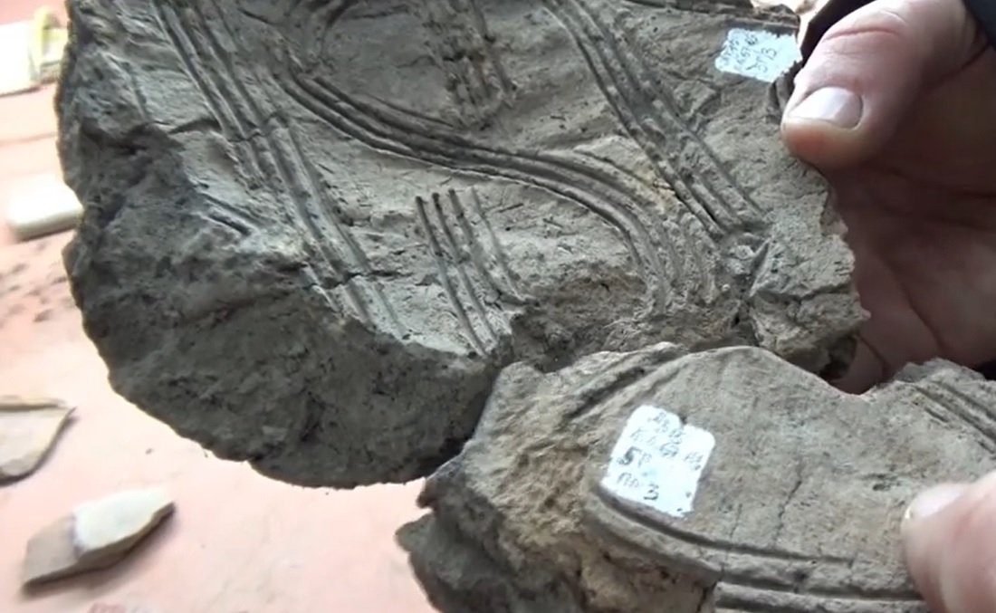 Зачем на внутренней стороне тандыра врезные желобки