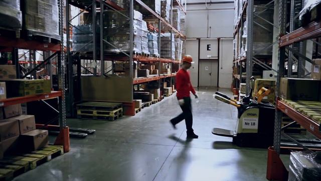 Правила безопасности работы на складе — Соблюдай дистанцию