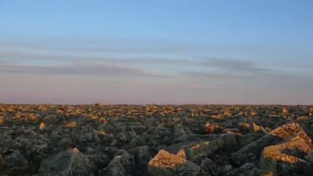 Заполярная вершина, ночное солнце, внизу облака