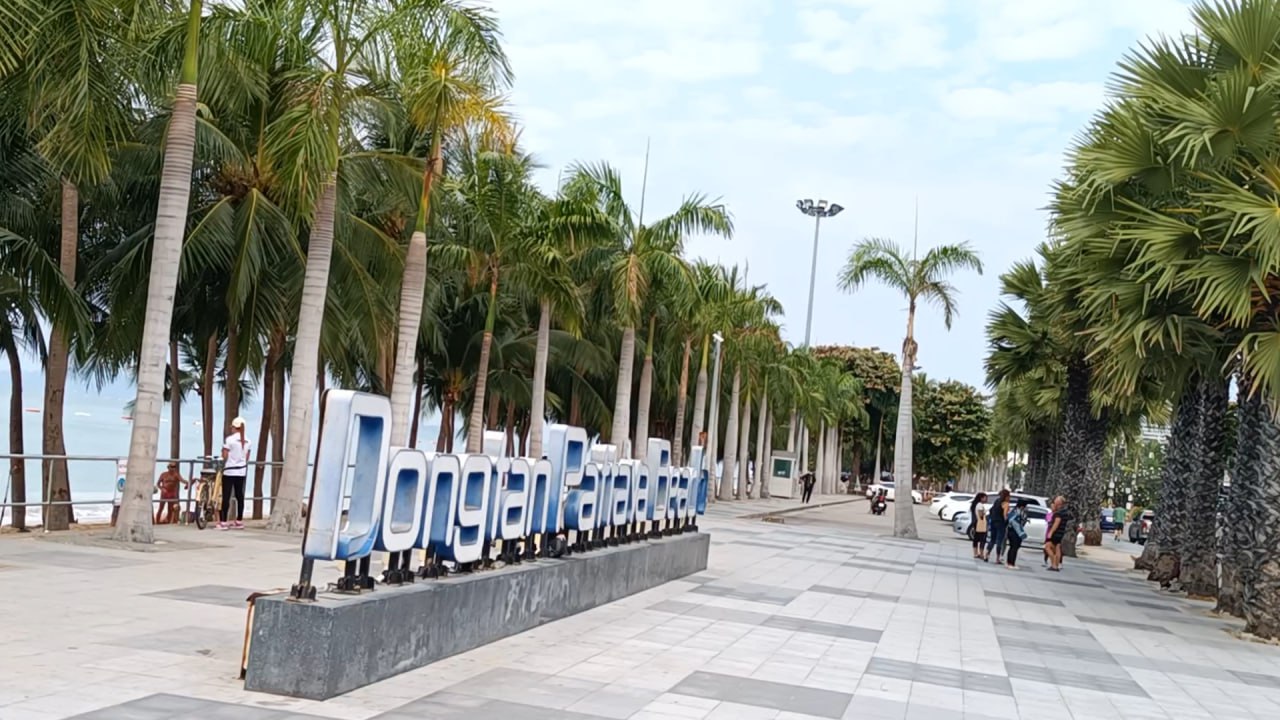 Пляж  Донгтан , Паттайя , Тайланд.