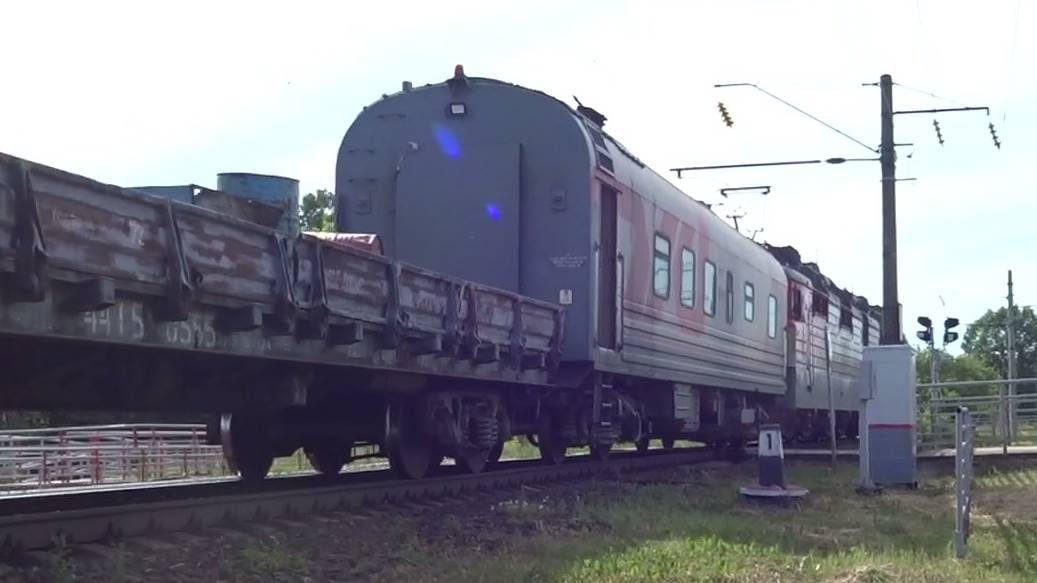 Электровоз ВЛ80с-504 во главе состава из порожних платформ