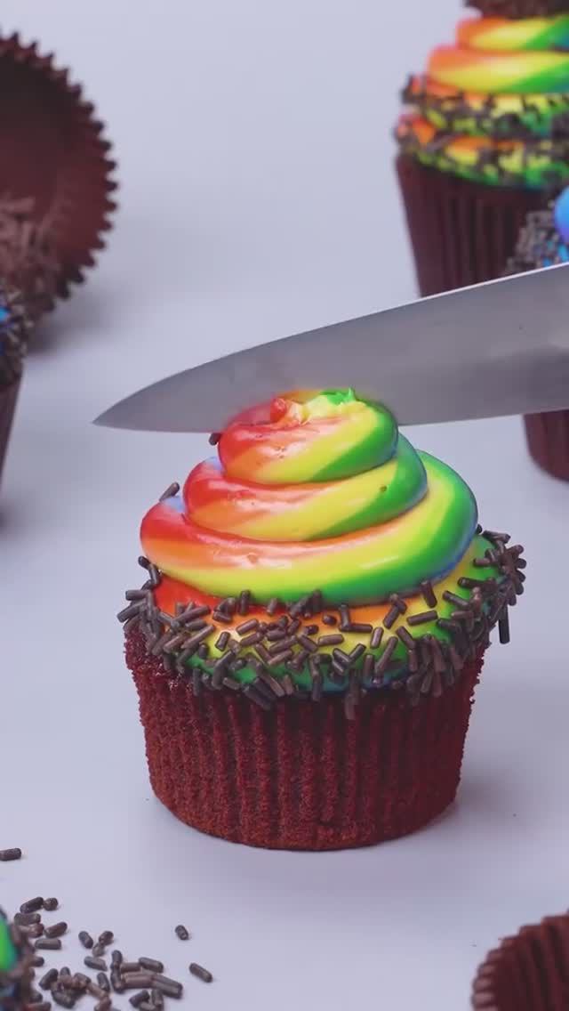 Шоколадные радужные пирожные