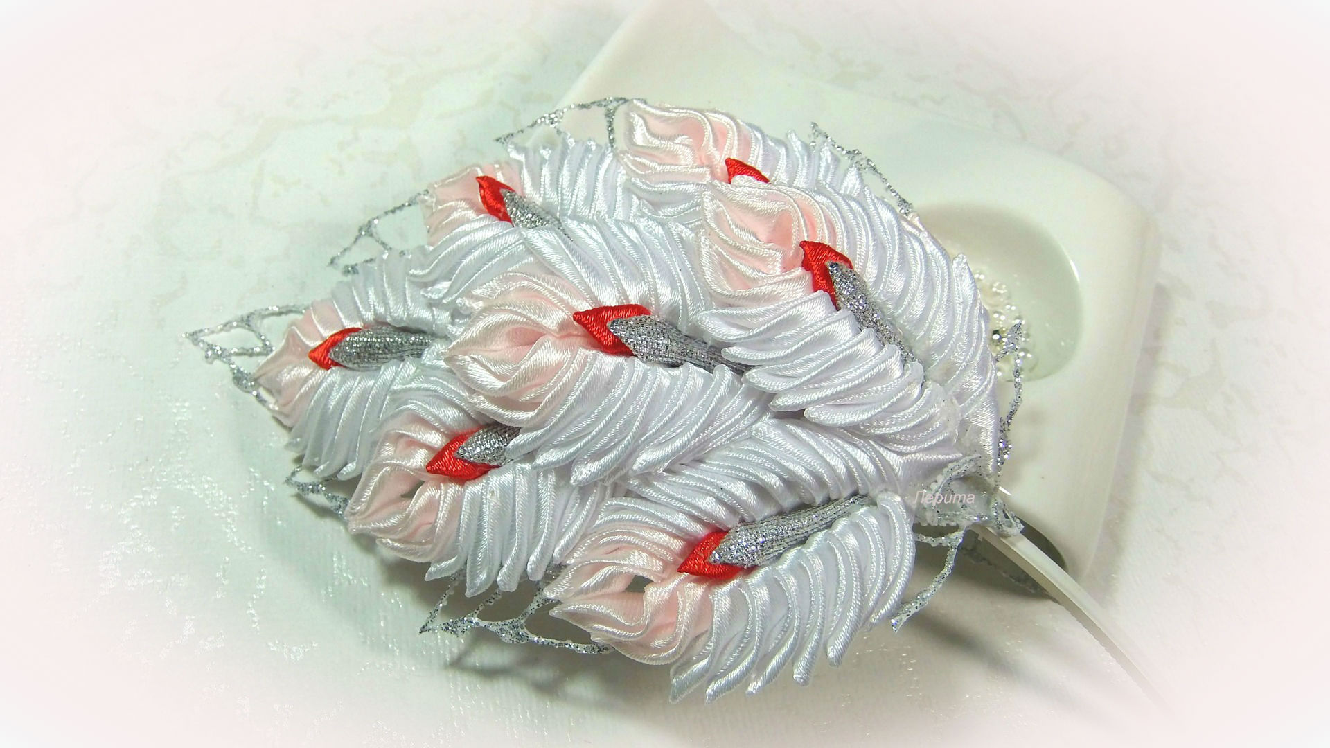 Как сделать красивый и нежный ободок из атласных лент своими руками.