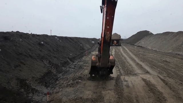 Видео урок .экскаватор грузит самосвал.