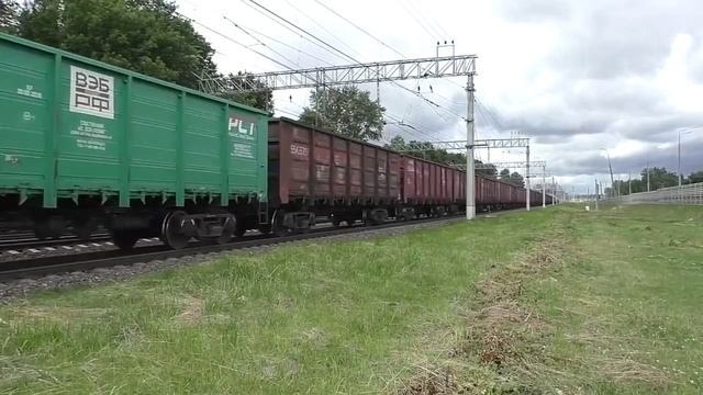 Электровоз ВЛ10у-350 (ТЧЭ-5) с грузовым поездом.