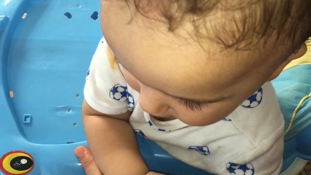 Мужик на ходунках  атакует  маму