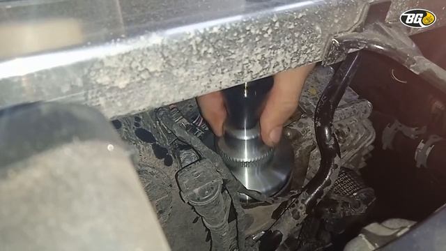 Volkswagen Touareg 2 0 TSI: Удаление несливаемого остатка масла с помощью оборудования BG.mp4