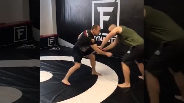 Защита от ножа: удар снизу