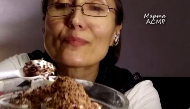 Марта АСМР Итинг Мороженое с шоколадом и орешками. (без разговоров)