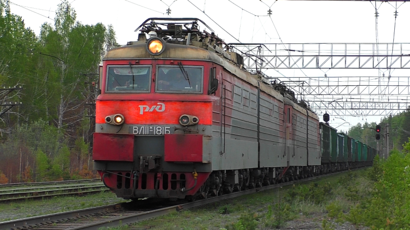 ВЛ11М-181/183 с грузовым поездом следует через станцию Разъезд 132 км