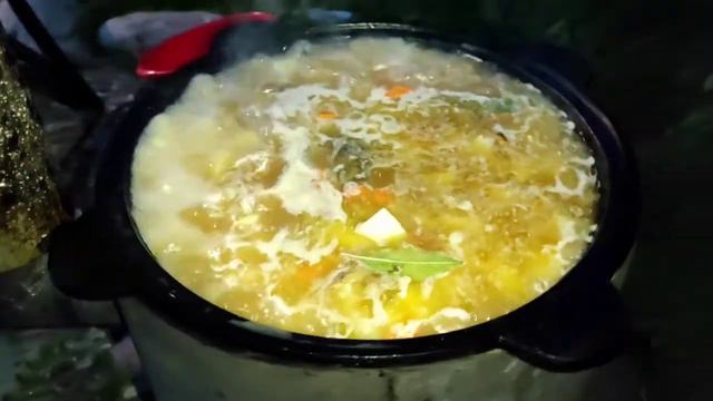 Куриный соус в казане на углях