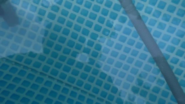 Как легко удалить грязь со дна бассейна.