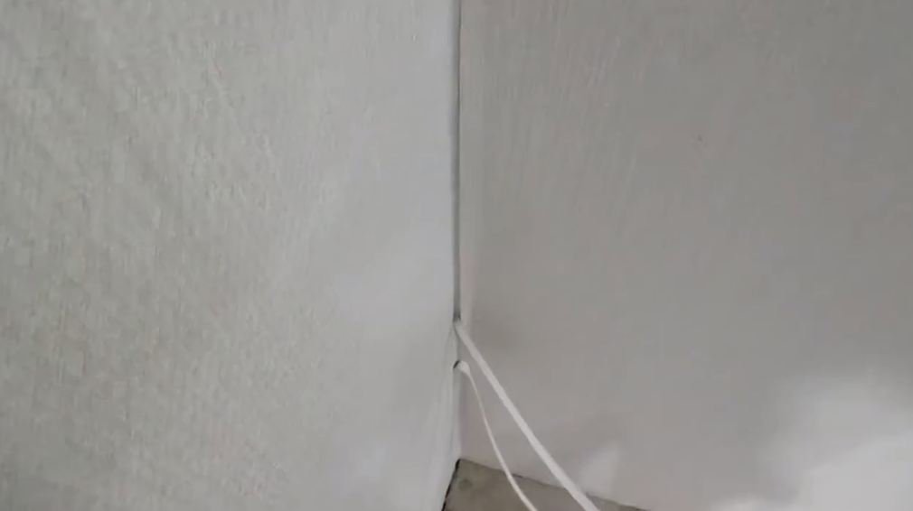 Как поклеить обои в углу