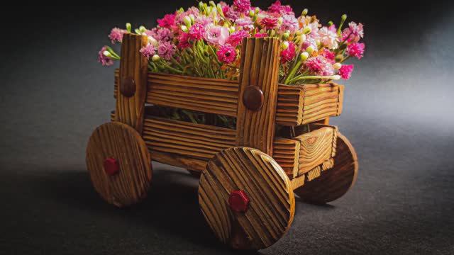 Деревянное кашпо "Повозка"