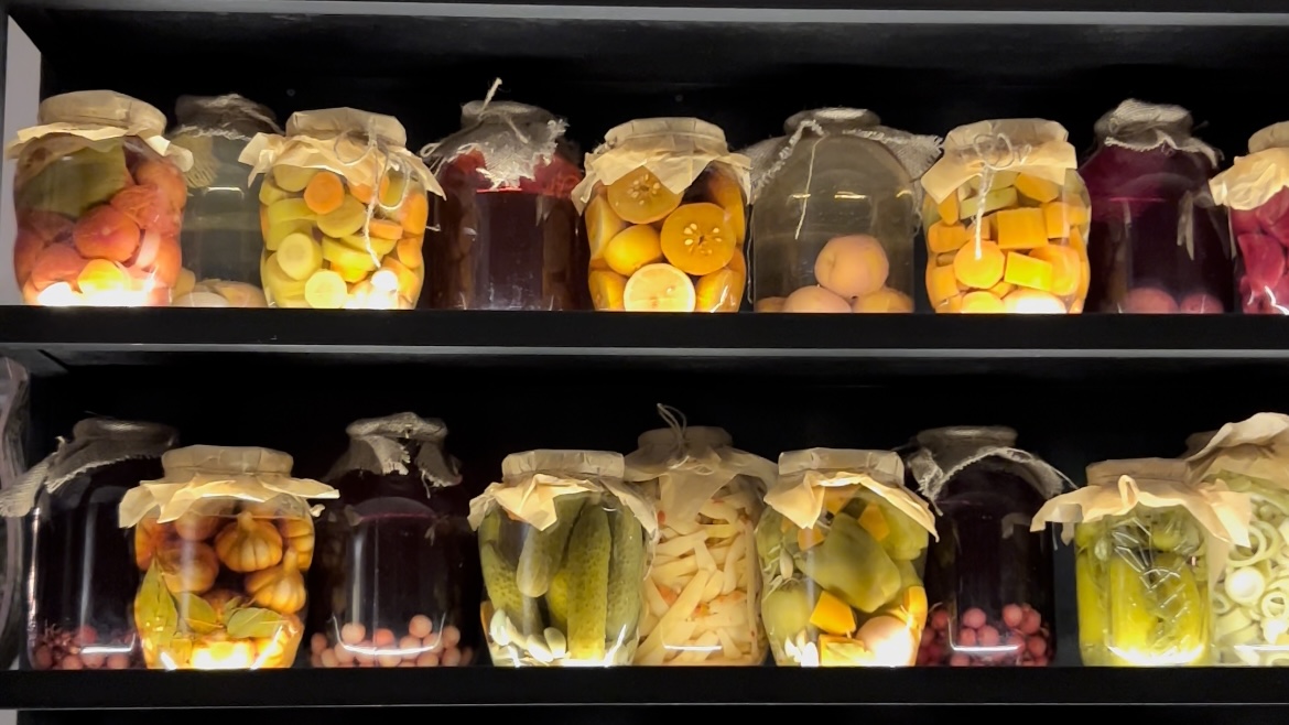 Когда бабушка отправила в погреб выбрать баночку к столу…