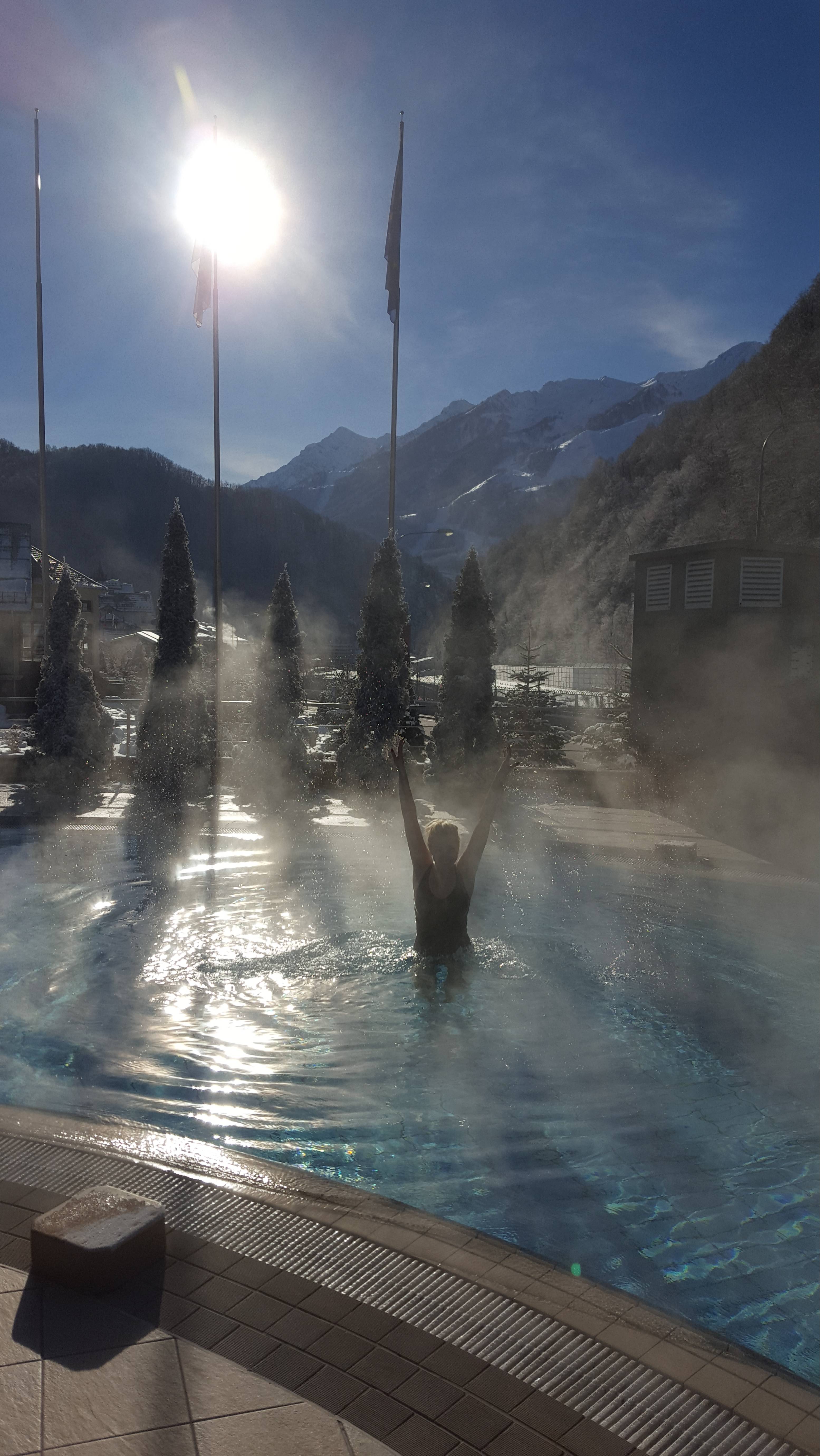 Отель Гранд поляна в Сочи открытый бассейн с видом на горы