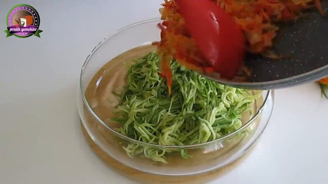 Лучше, чем пицца. Просто натрите на терке 3 свежих кабачка. Легко, дешево и вкусно