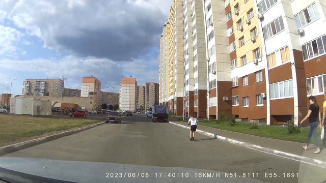 Родителям пoxep на юного самокатчика