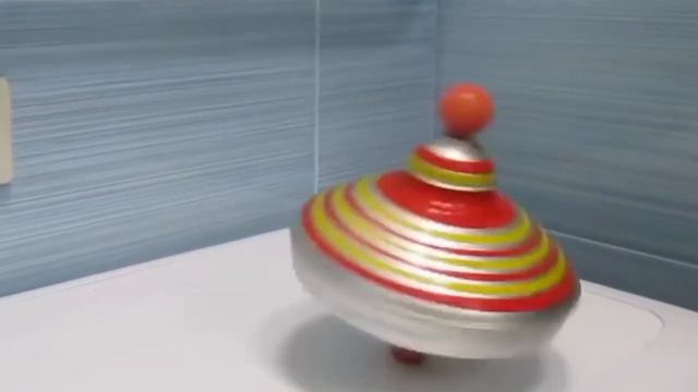 Юла 1. Футаж вращение юлы на фоне стены.