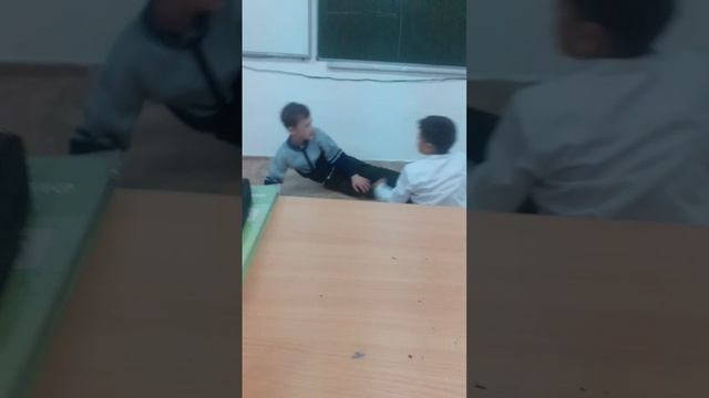 Мальчик уронил мальчика в школе