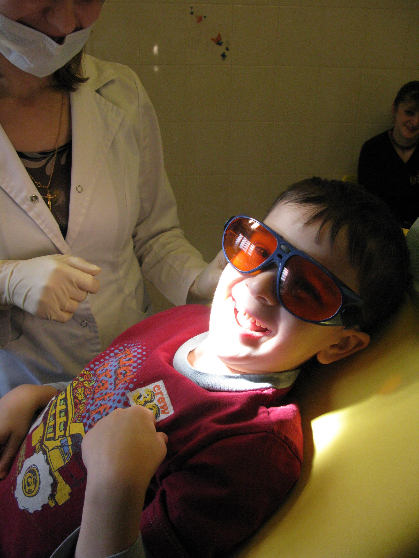 Детская стоматология. Безболезненное удаление молочного зуба.