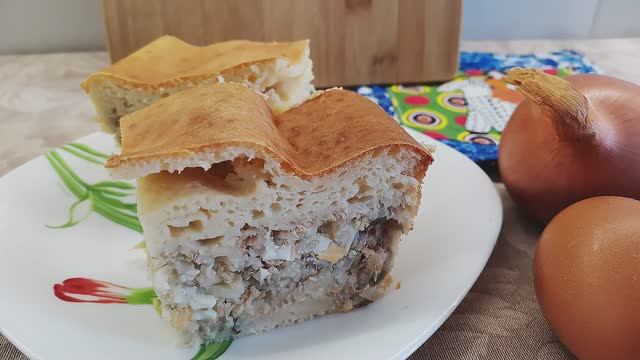 Заливной пирог с рыбными консервами и рисом просто и сытно. Рецепт теста на кефире.
