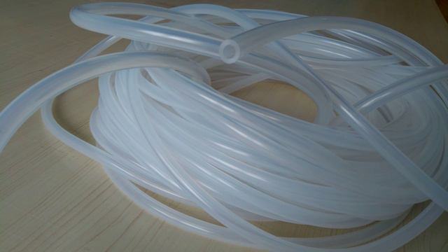 Шланг резиновый из каучука искусственного (силикона).