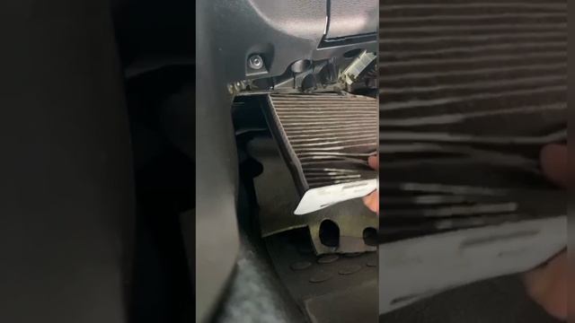 Замена угольного фильтра салона NORDFIL CN1045K на SKODA YETI 1.2