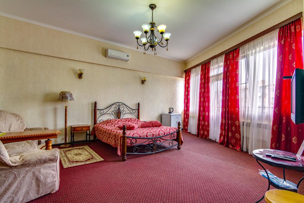 Снять номер в гостинице в Краснодаре. Отели в центре Краснодара. «Маленький Париж» ГОСТЕВОЙ ДОМ