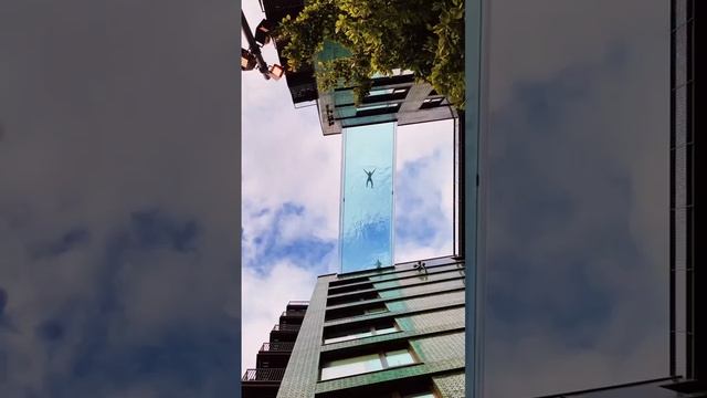 Бассейн между зданиями. Лондон