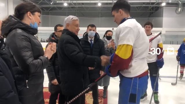 Мухаметшин вбросил шайбу на открытии крытого катка в Рыбной Слободе.