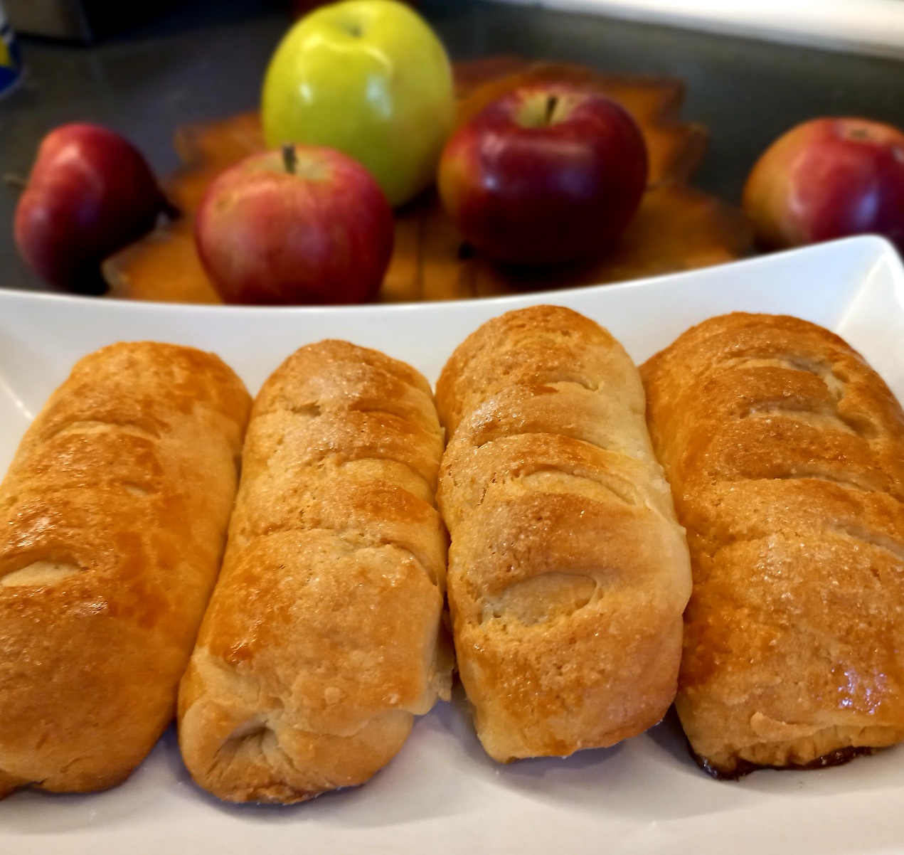 Булочки с яблочной начинкой на творожном тесте