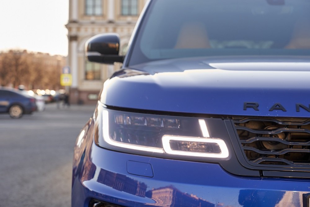 Как брутально "рычит" Range Rover Sport SVR, 575 л.с.