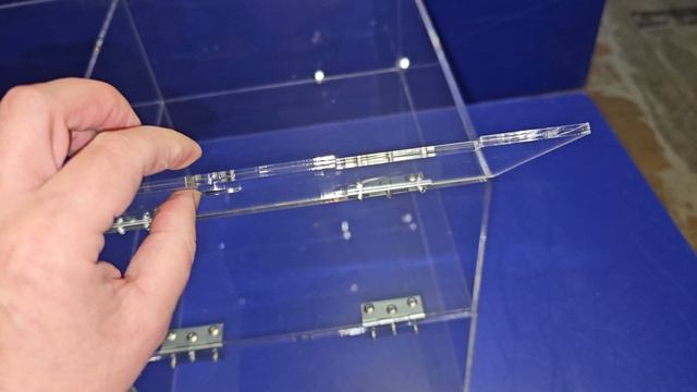 Витрина из оргстекла. Производство торгового оборудования из оргстекла и пластиков.