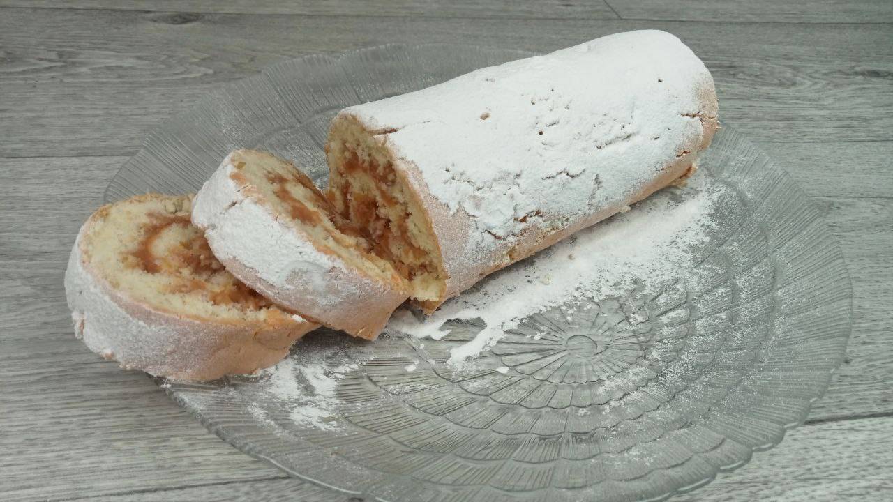 Бисквитный рулет с яблоком. Лучший рецепт выпечки