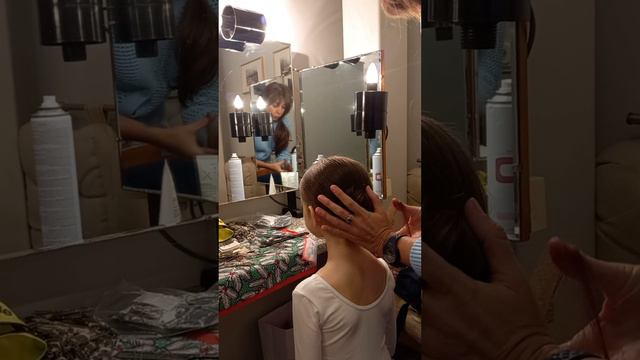 Как сделать балетный пучок от специалиста с 25-летним стажем.