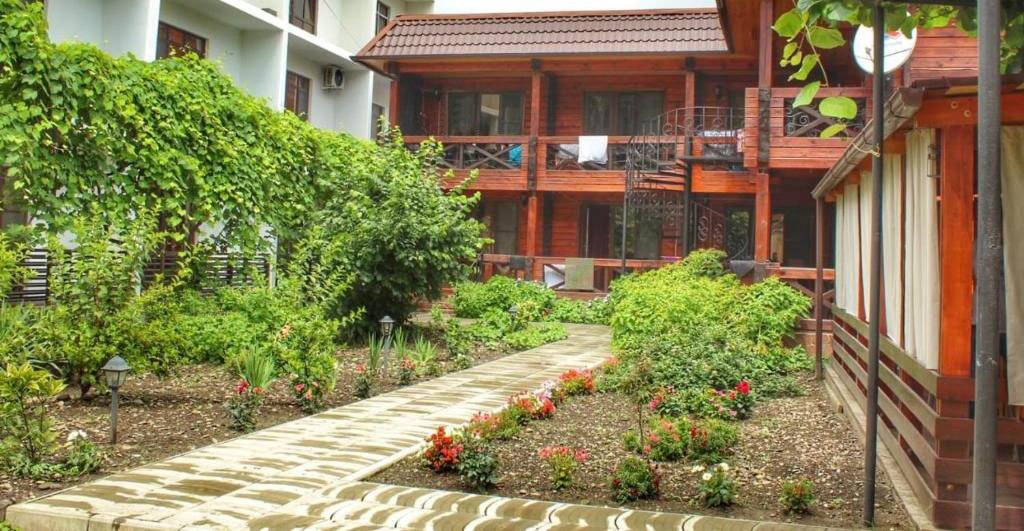 Мини-гостиницы в центре Лдзаа в Пицунде. Отдых в Пицунде на берегу моря. «Сириус» ГОСТЕВОЙ ДОМ