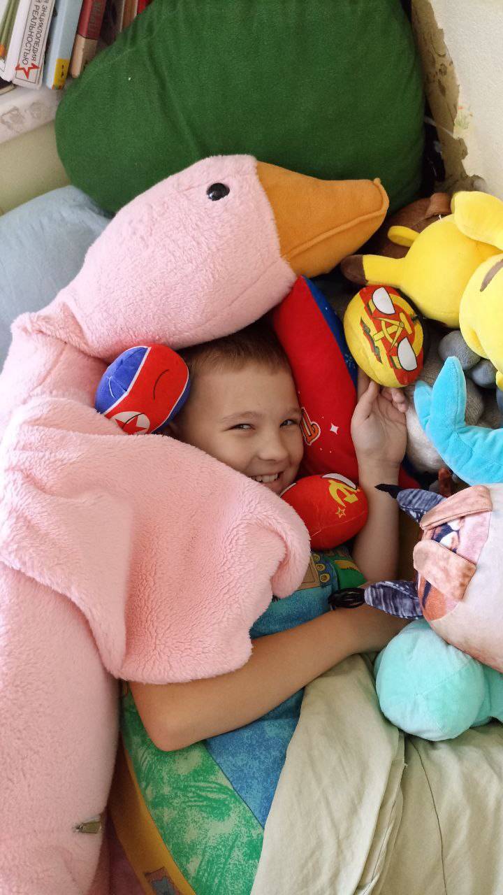 ЕСЛИ БЫ МЯЧИКИ ИГРАЛИ В ИГРУШКИ - МЯЧИК ЕДЕТ НА ПОЕЗДЕ МЕТРОПОЛИТЕНА(ИЛИ КОРОЧЕ ГОВОРЯ МЕТРО).:)