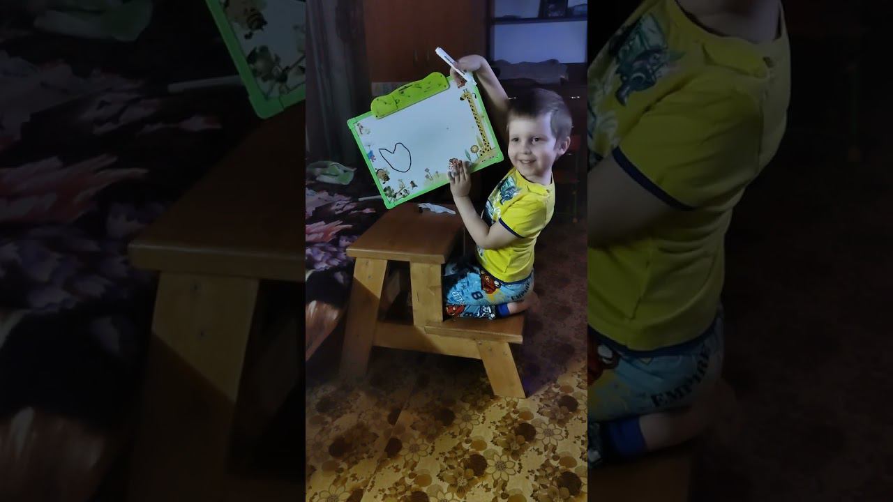 Март 2023. Лёва рисует.