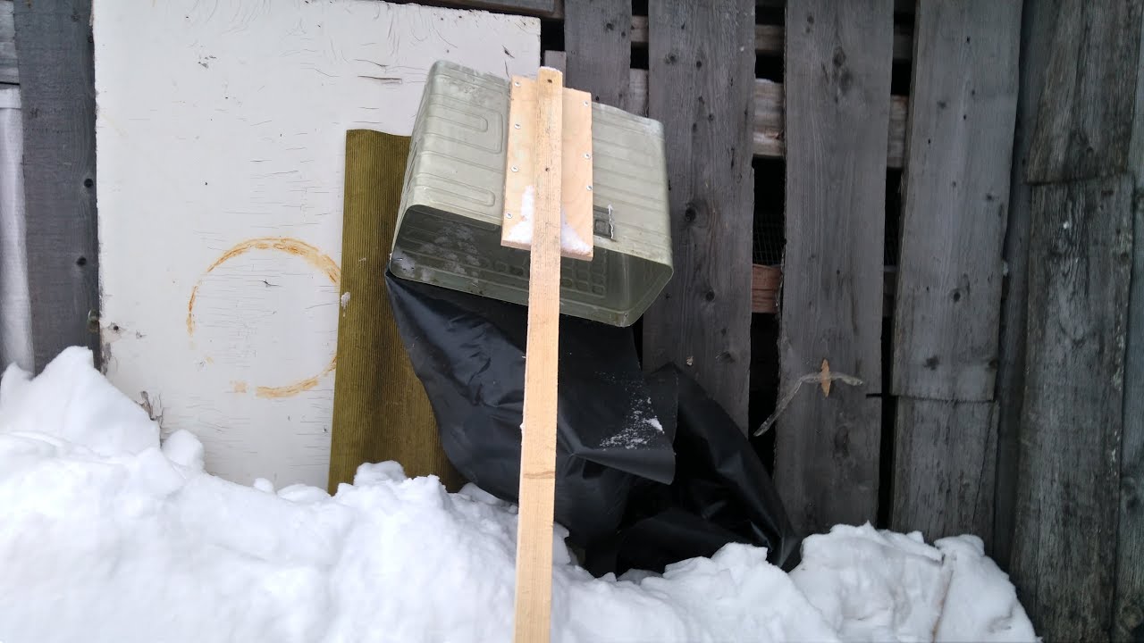 Самодельный снегочист из старой морозилки в работе.