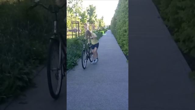 Как Катька училась кататься на велосипеде