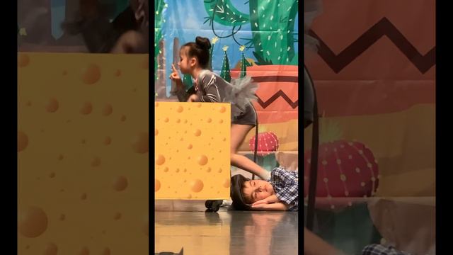 Мышки делят сыр))  Танец мышей!